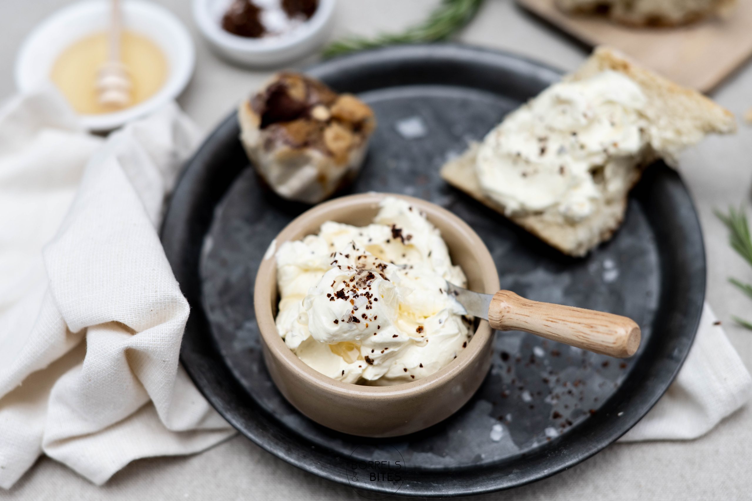 Opgeklopte roomboter met gepofte knoflook - zo lekker!